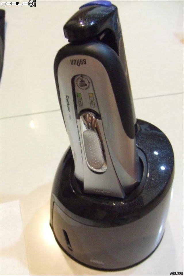 [開箱照]百靈鋒馳電鬍刀5897--經濟的防水電動刮鬍刀與自動清洗組 - Mobile01