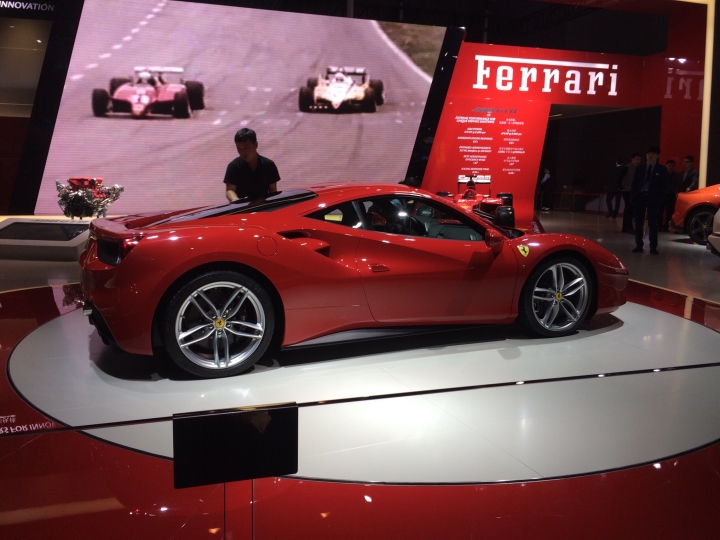 Ferrari 488 GTB - Mobile01