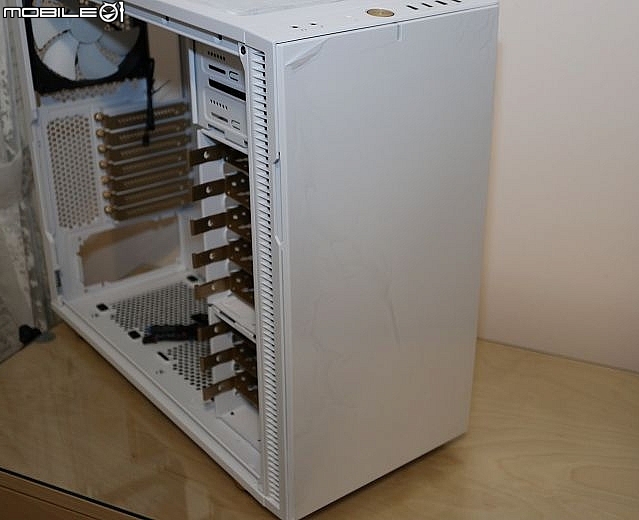 集靜音美形於一 Fractal Design R5 White Gold 特別版 - Mobile01