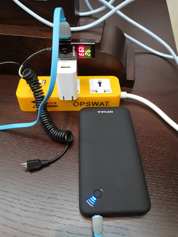 【Wyless】Power Juice H8吸盤式無線充電行動電源：吸力強、電力足、充很快 - Mobile01