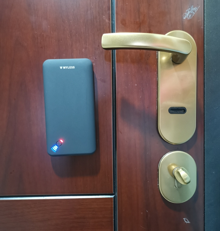 【Wyless】Power Juice H8吸盤式無線充電行動電源：吸力強、電力足、充很快 - Mobile01