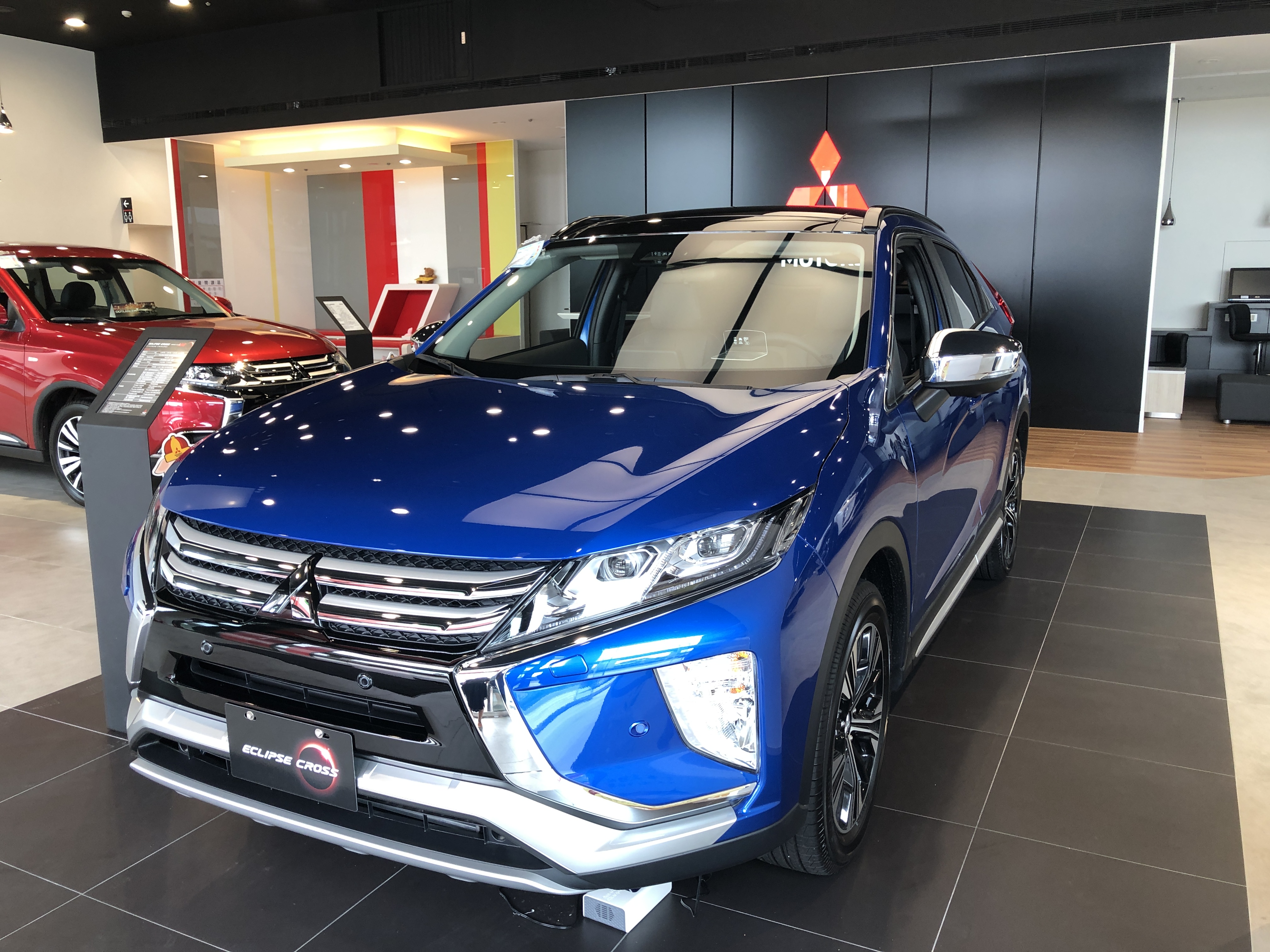 Eclipse Cross曜光藍，實車比照片好看耶 - Mobile01