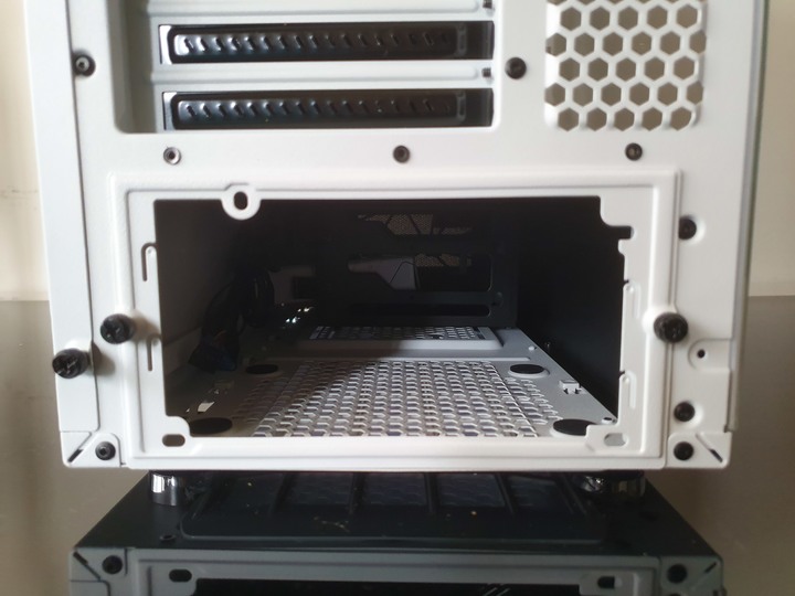 聖誕節到了應景一下，Fractal Design Meshify C TG 極光白簡單開箱 - Mobile01