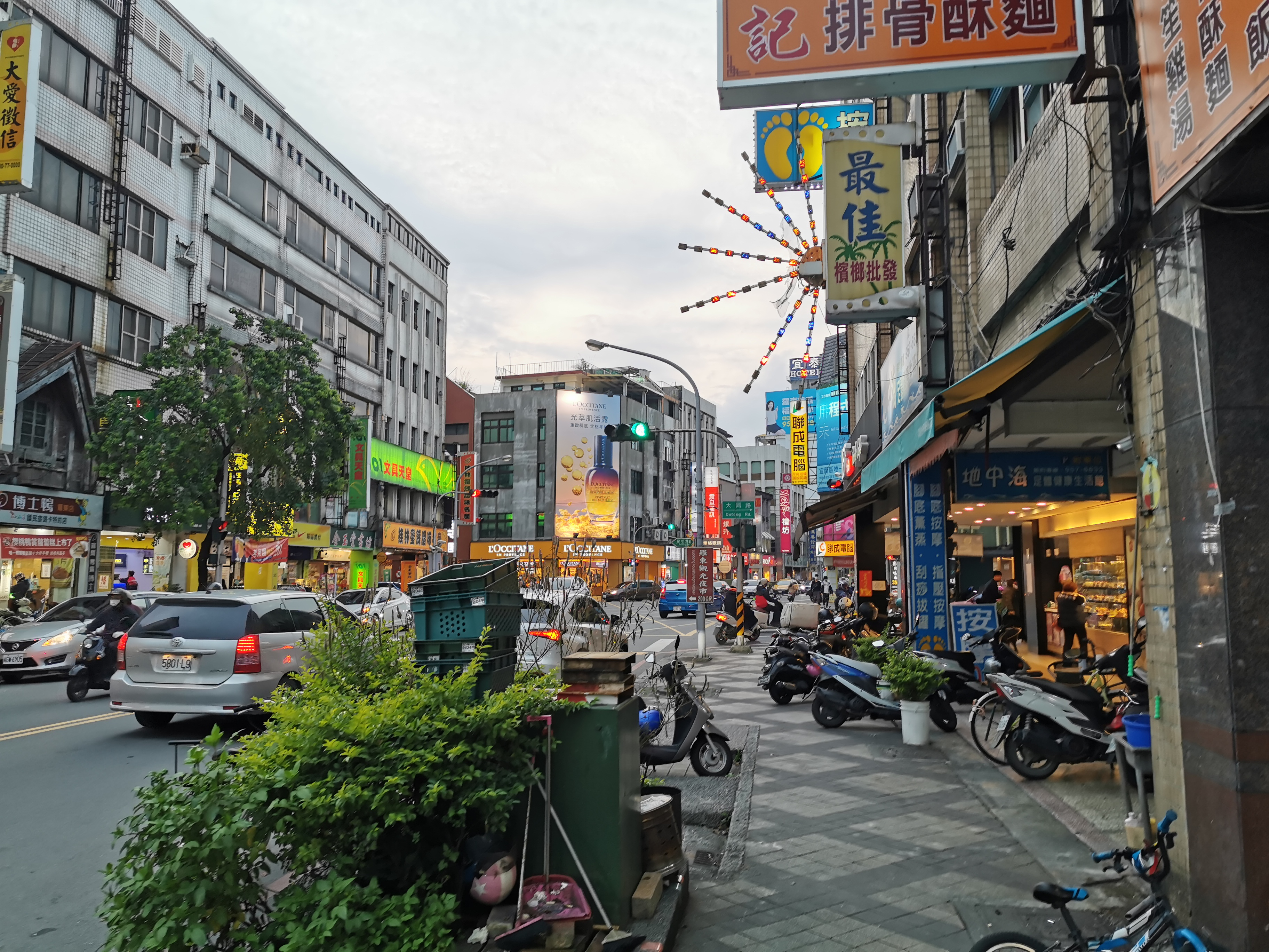 Galaxy S20+ 拍照評測(包含與Note10+、P30 Pro樣張比對)(3/9新增極昏暗場景) - Mobile01