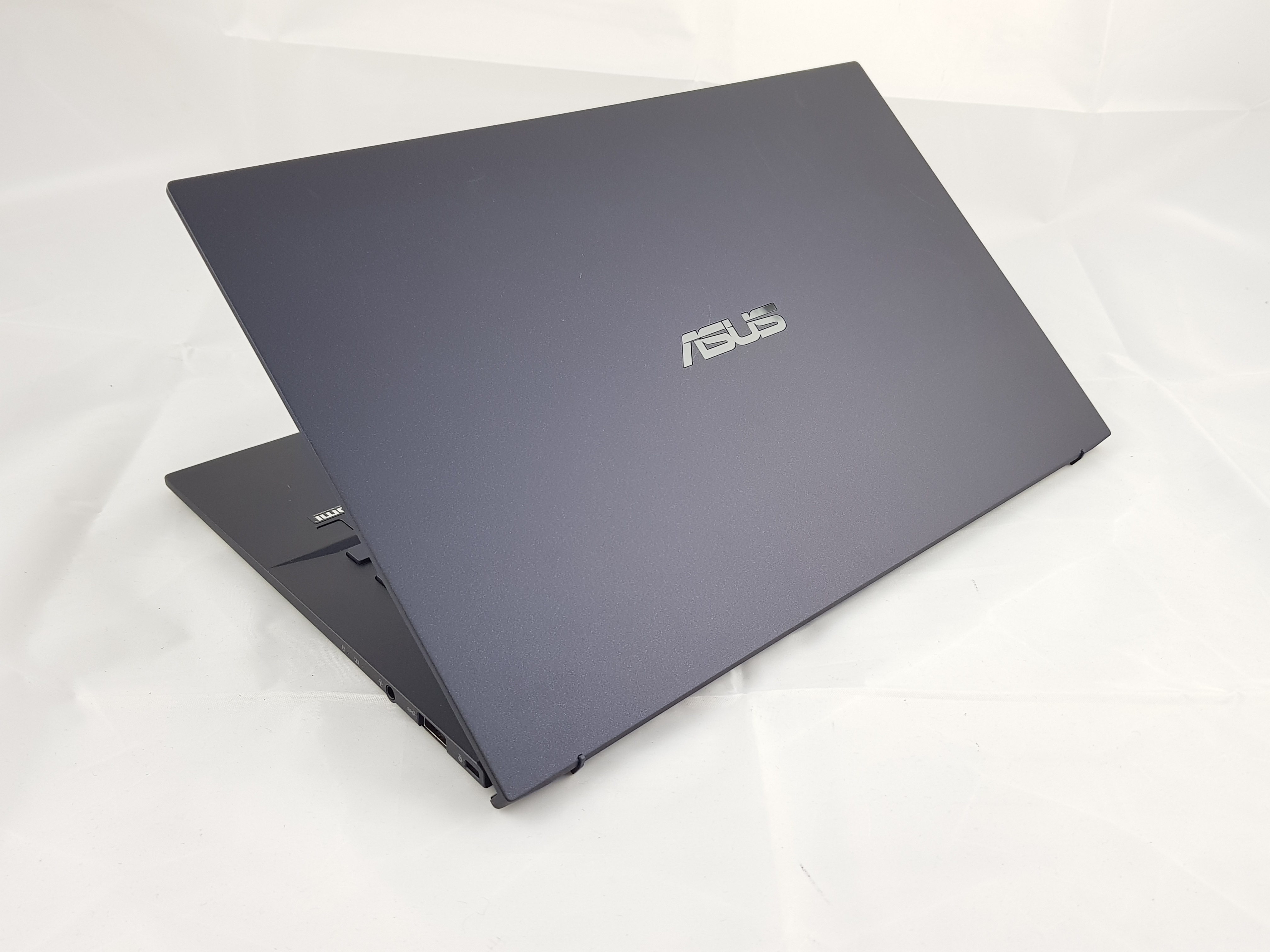 「小亞開箱」ASUS B9450F 極輕．疾快展現商務該有的風格 - Mobile01