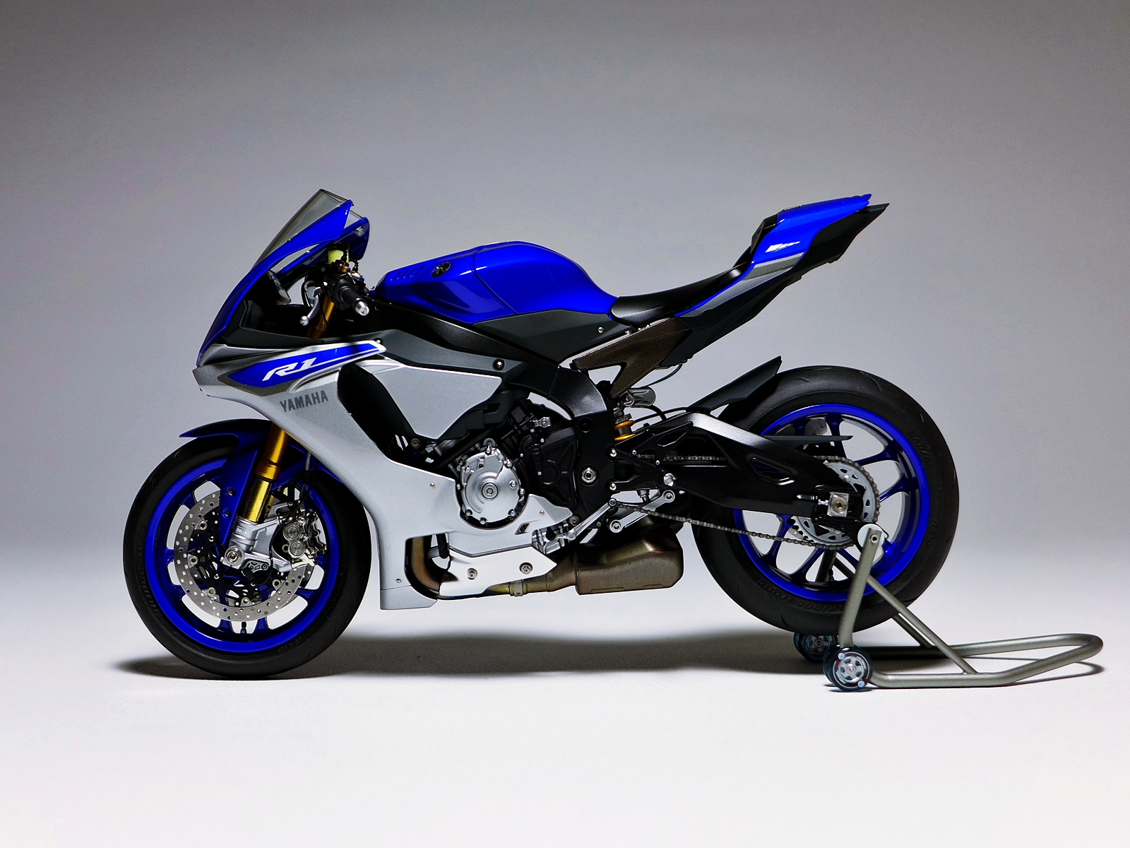 [作品分享] 賽道取向！YAMAHA YZF-R1M (2015 YZF-R1配色版本) - Mobile01