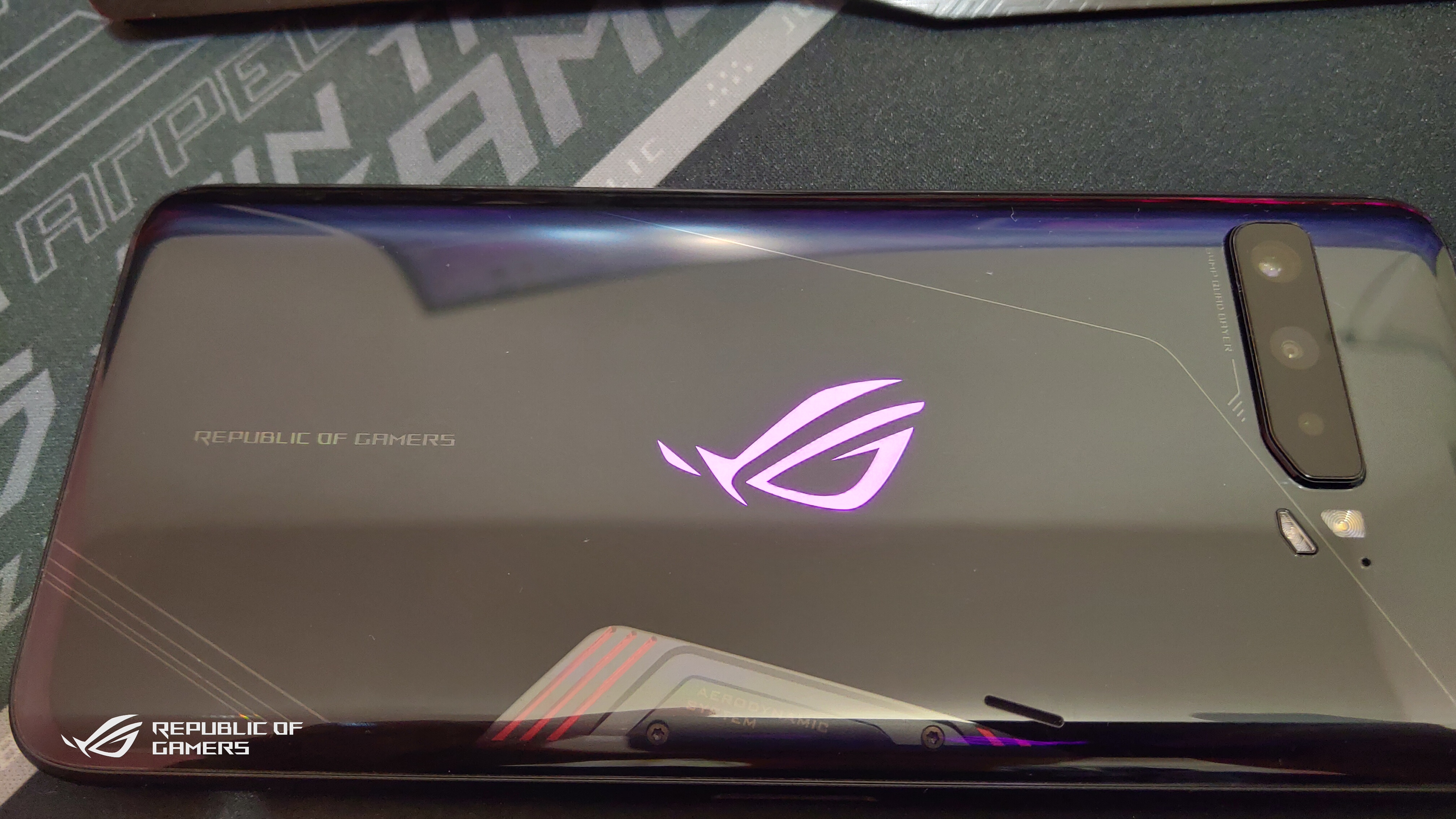 ROG Phone 3 目前世界上最專業的遊戲手機(簡單開箱) - Mobile01