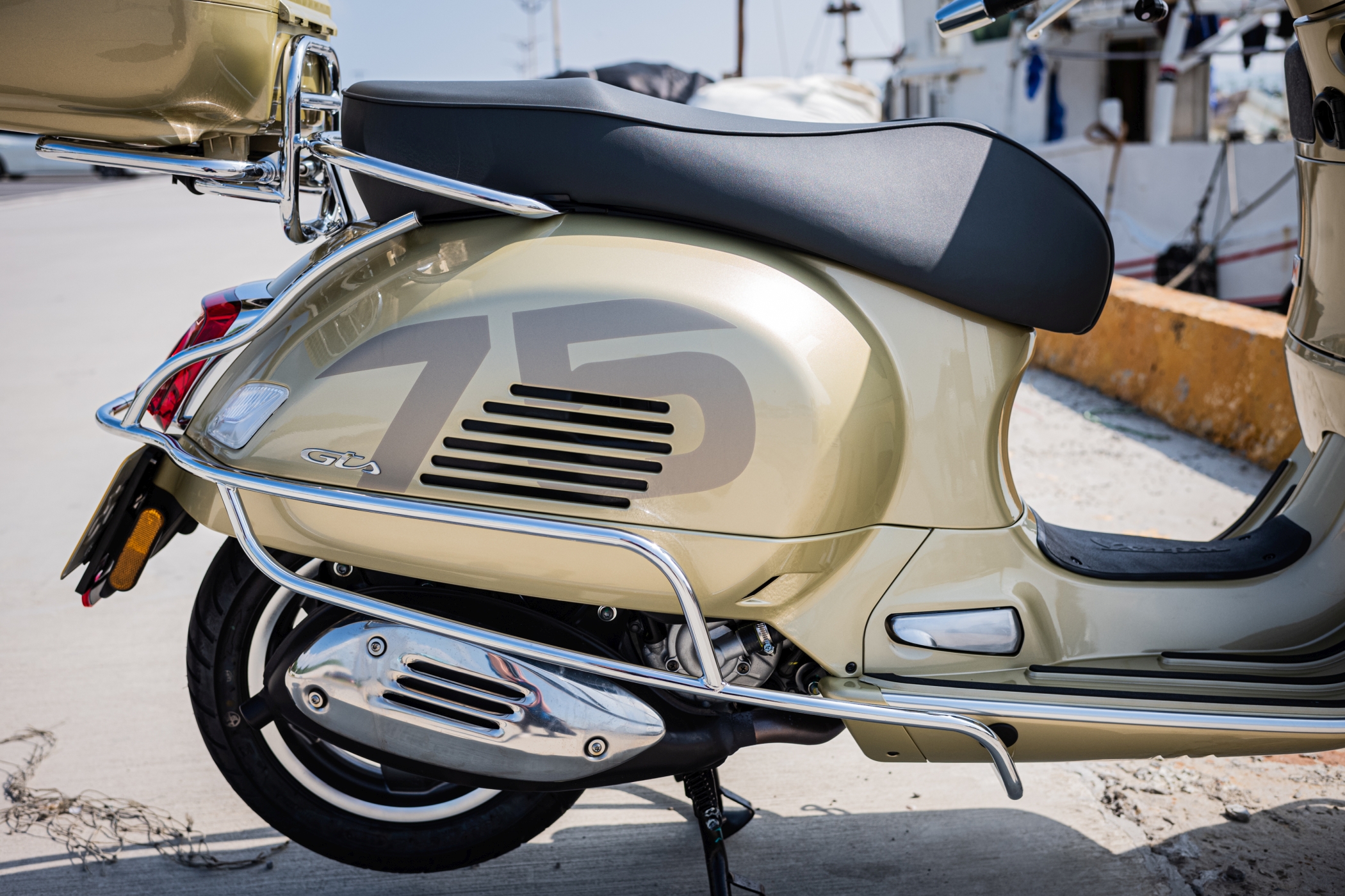 VESPA 75TH ANNIVERSARY GTS300 LIMITED EDITION - Mobile01