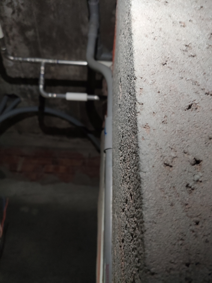 求救！冷熱水管埋設泥作補這樣正常嗎 - Mobile01