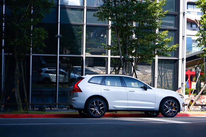 跑車感大躍昇！Volvo XC60 B5R Polestar 升級套件試駕心得分享 - Mobile01