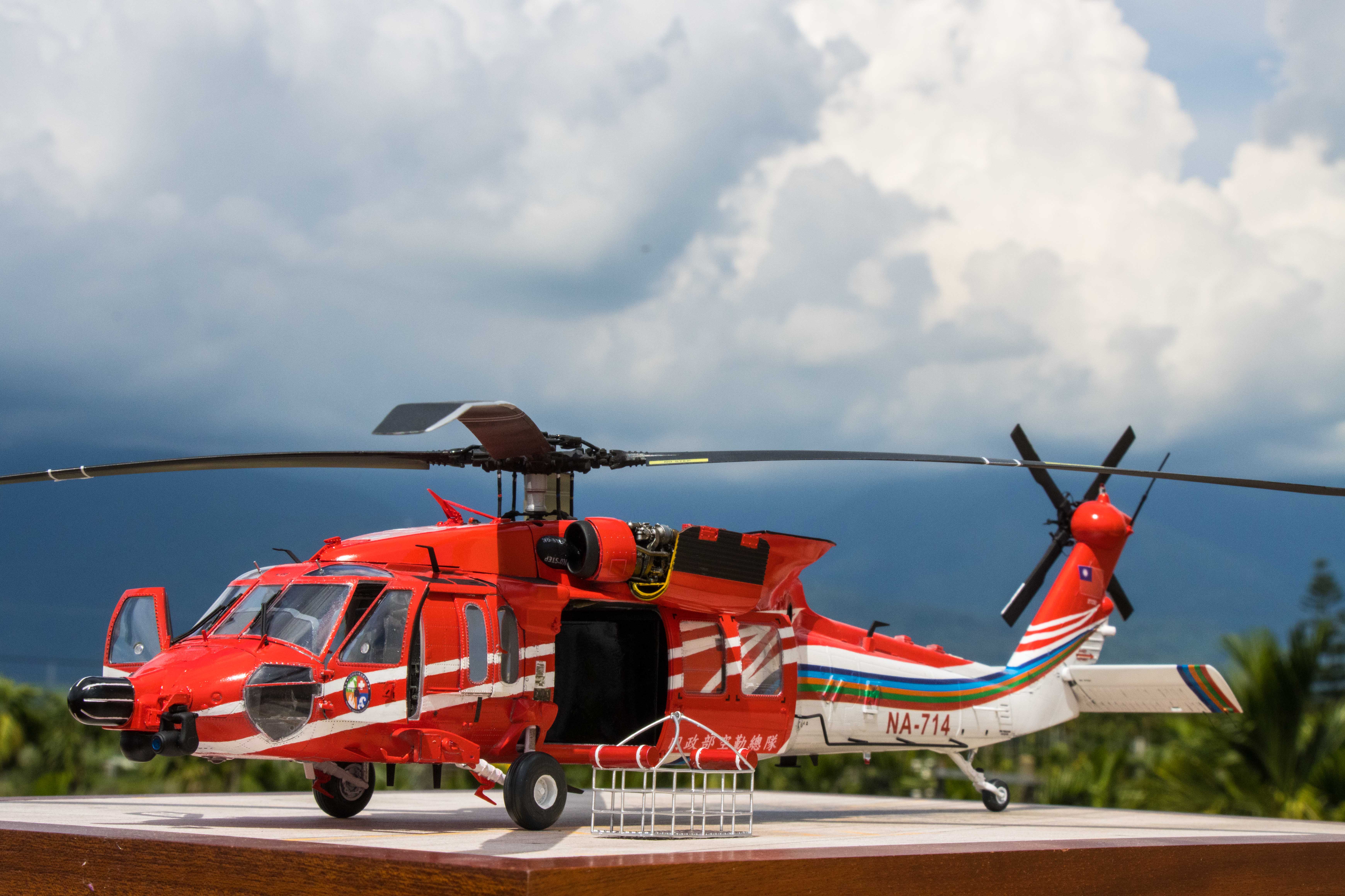 1/35 空中勤務總隊 UH-60M-14 NA-714 重裝型黑鷹直升機 - Mobile01