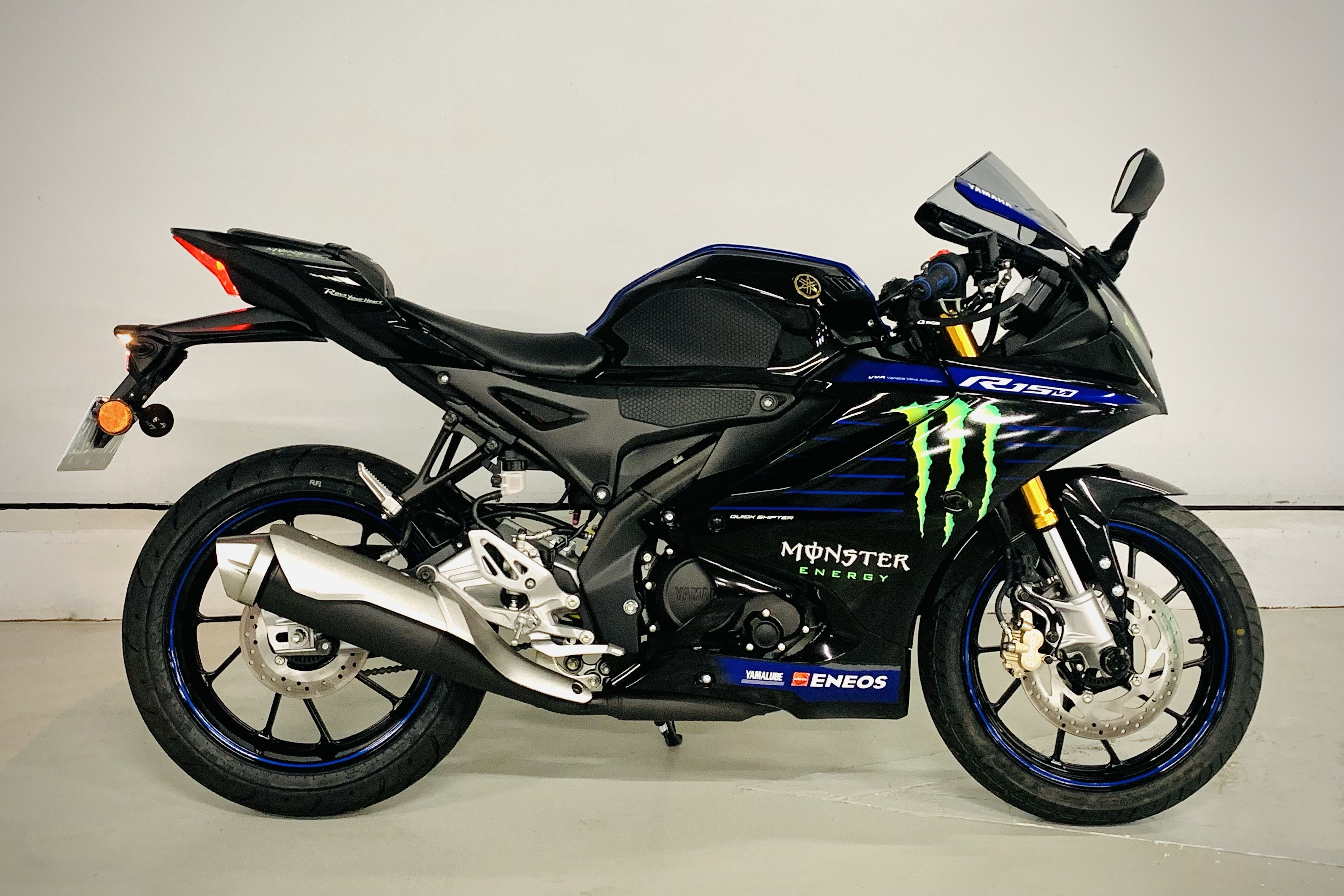 Yamaha Monster版R15v4M總代理開箱 - Mobile01