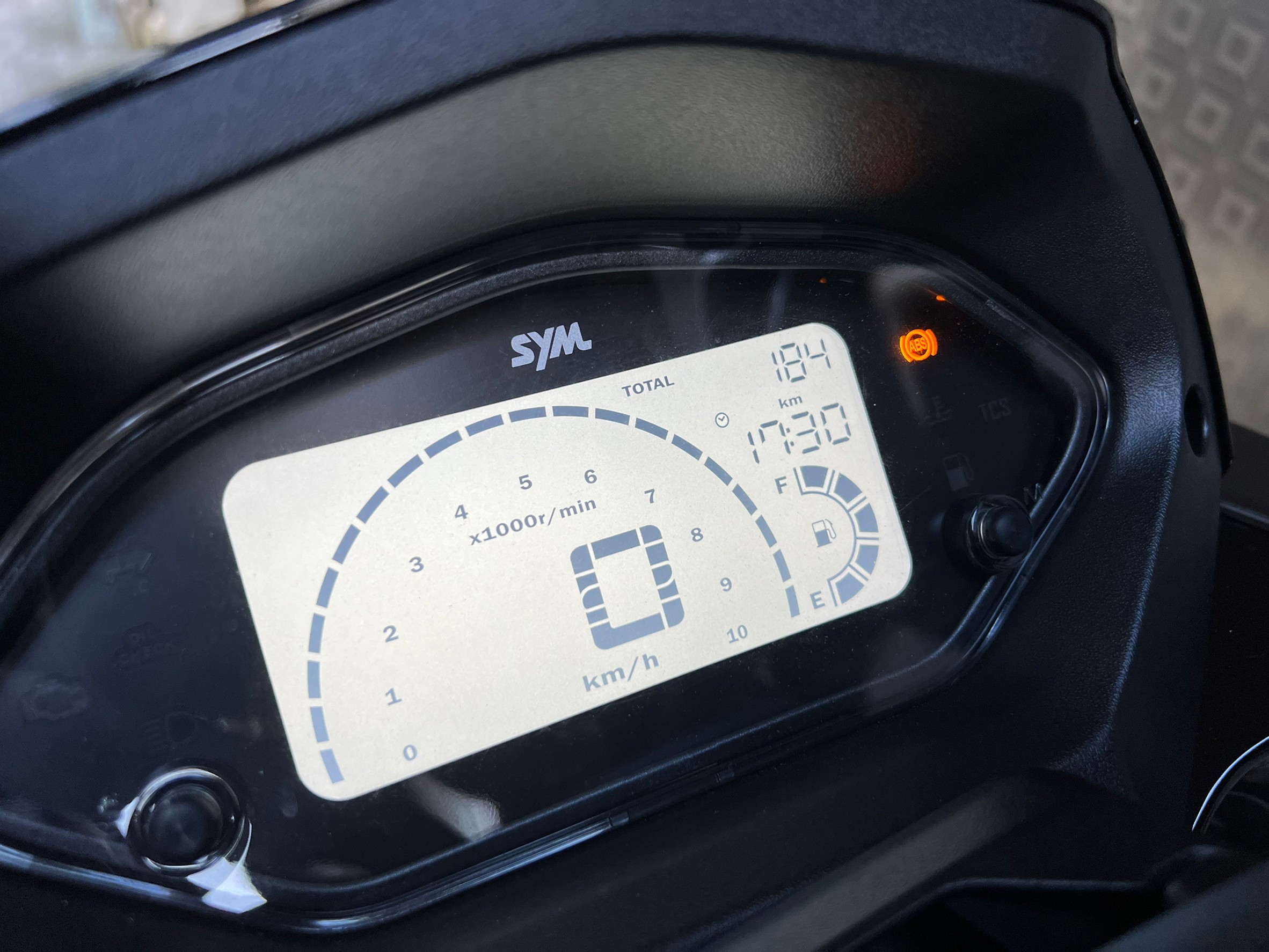 SYM曼巴MMBCU 首開箱 - Mobile01