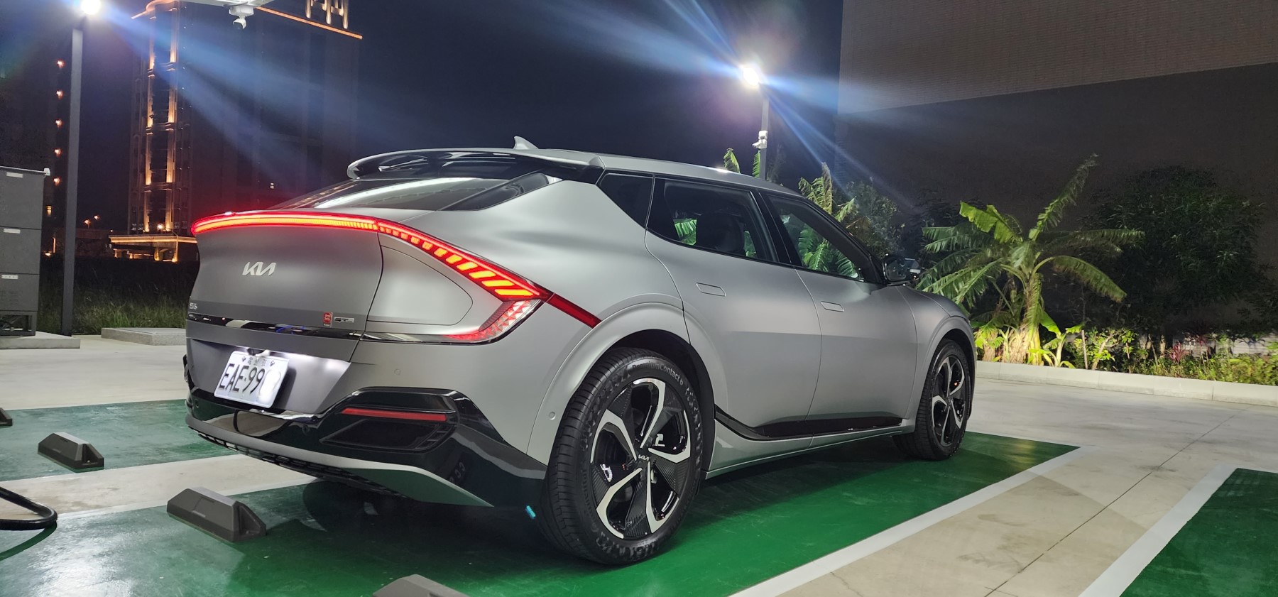 【200萬電車的抉擇】EV6開箱～9年還沒爛光的紅土匪關箱 (含包膜、隔熱紙分享) - Mobile01