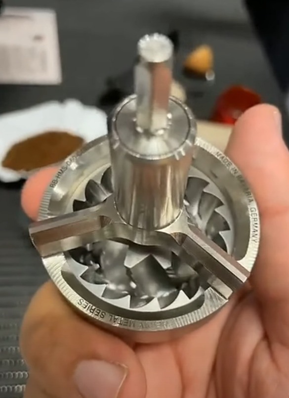 Comandante C60 w/BARACUDA burr - Mobile01