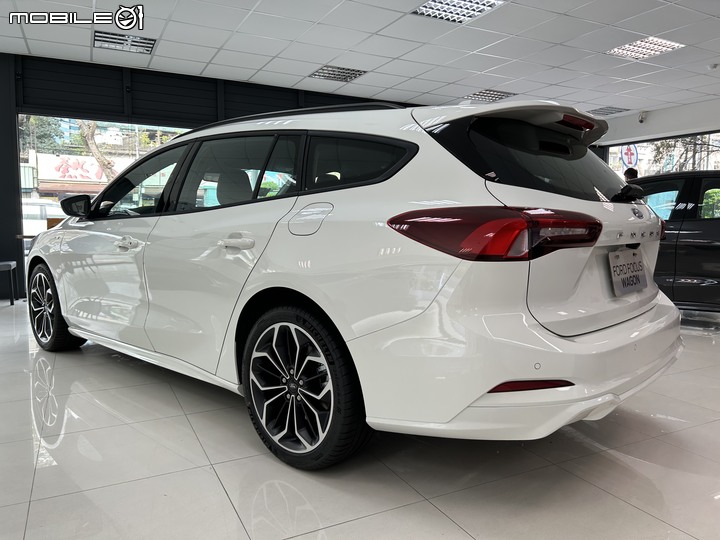 Focus Wagon ST-Line - Mobile01