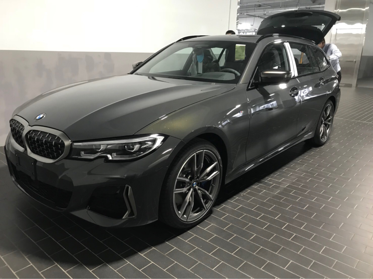 [購車分享] G21 LCI 轎車控居然買了旅行車 (基本開箱篇) - Mobile01