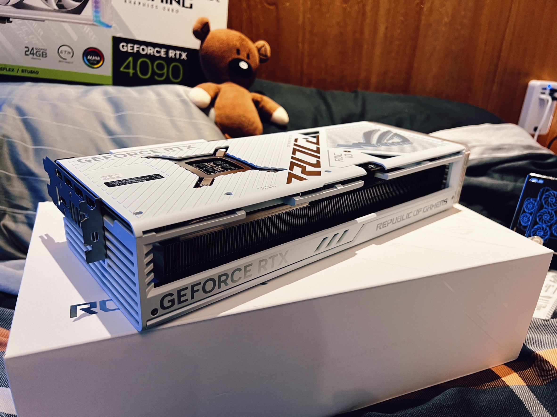 【其他】2023年真開箱ROG Strix GeForce RTX™ 4090 White @電腦應用綜合討論 哈啦板 - 巴哈姆特