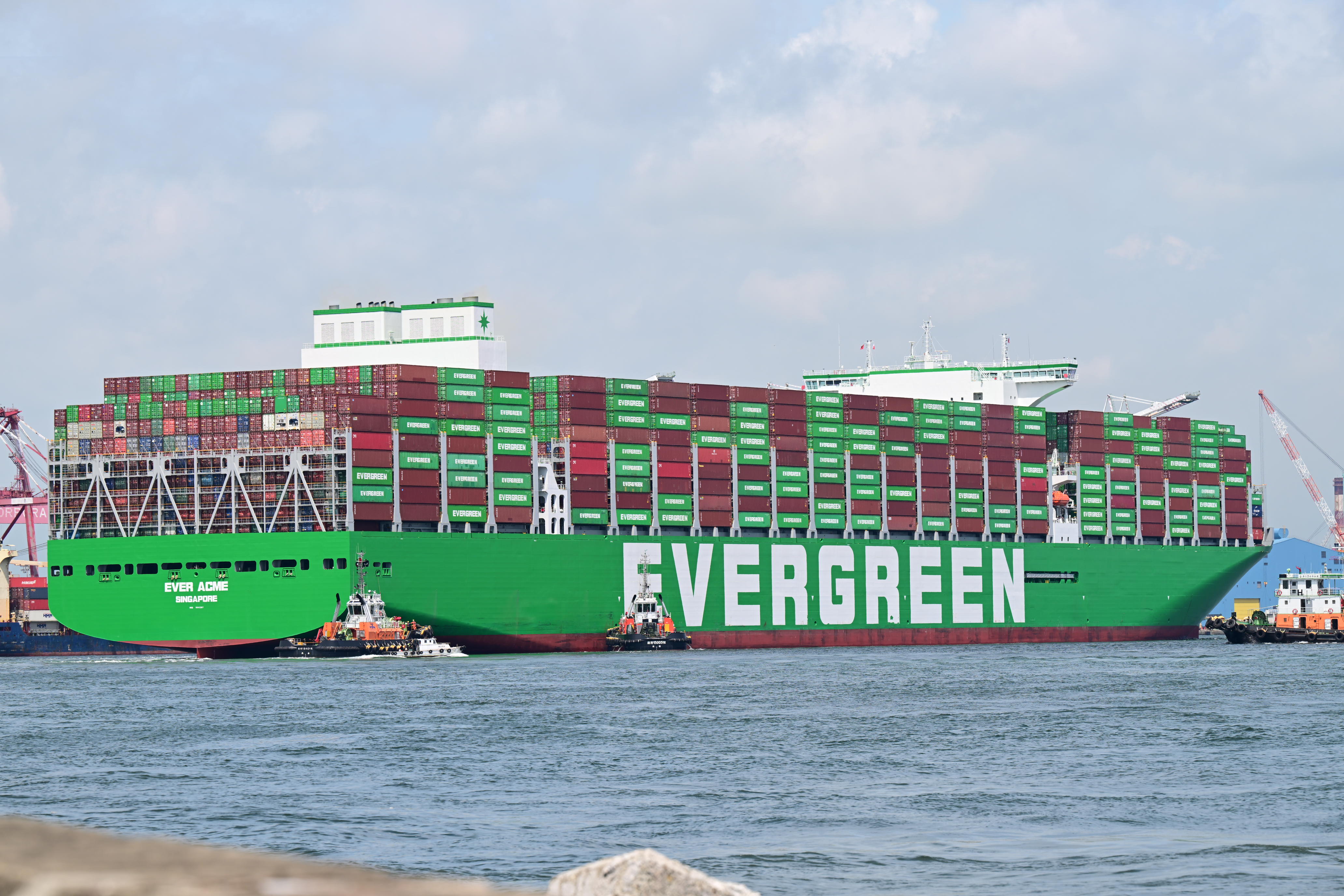 Z9和Z8及Z30合力拍巨輪：長榮海運長崇輪(EVER ACME) - Mobile01