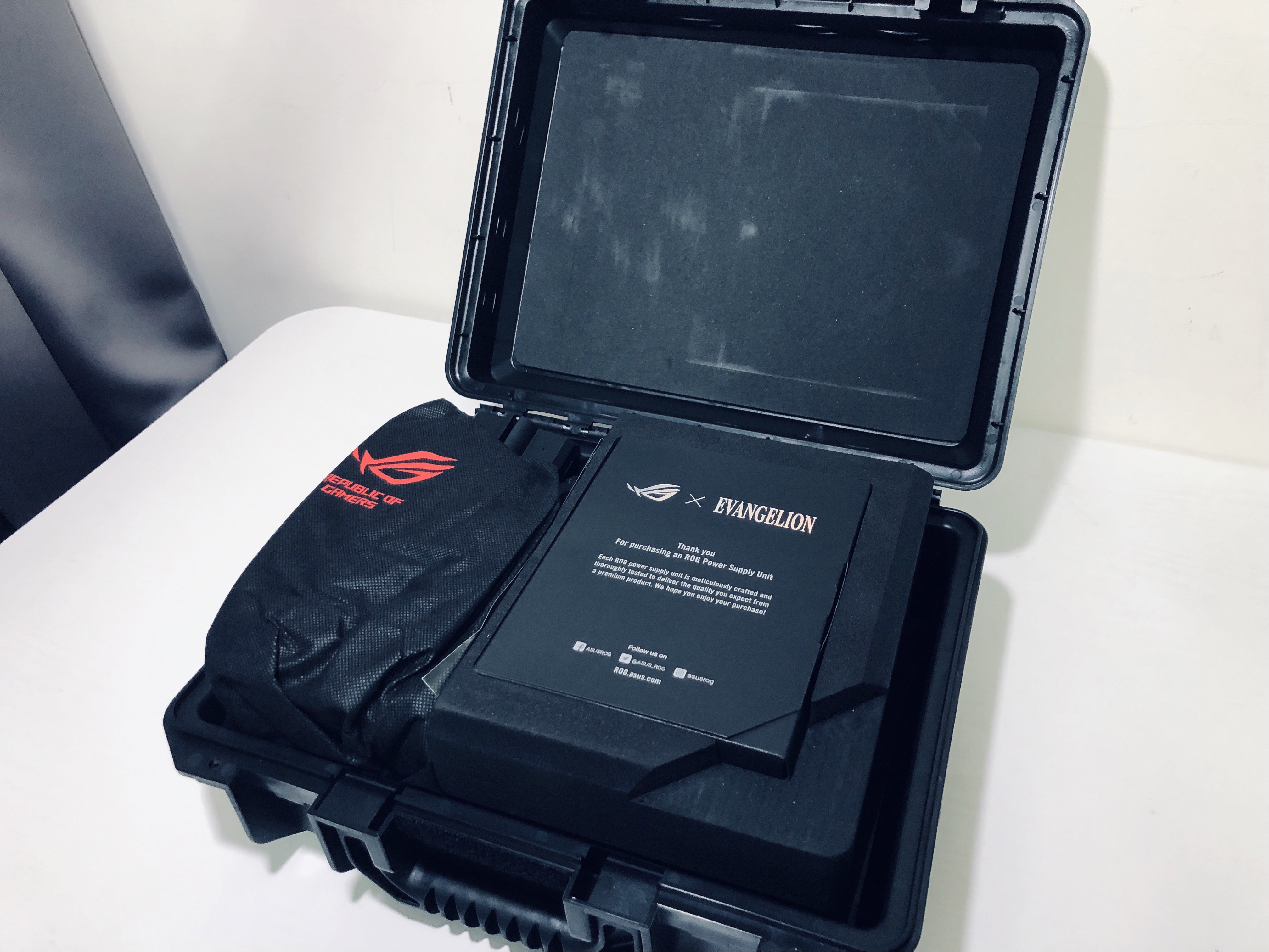「ROG Thor II 1000w」EVA 聯名限定版 白金級電源供應器 - Mobile01
