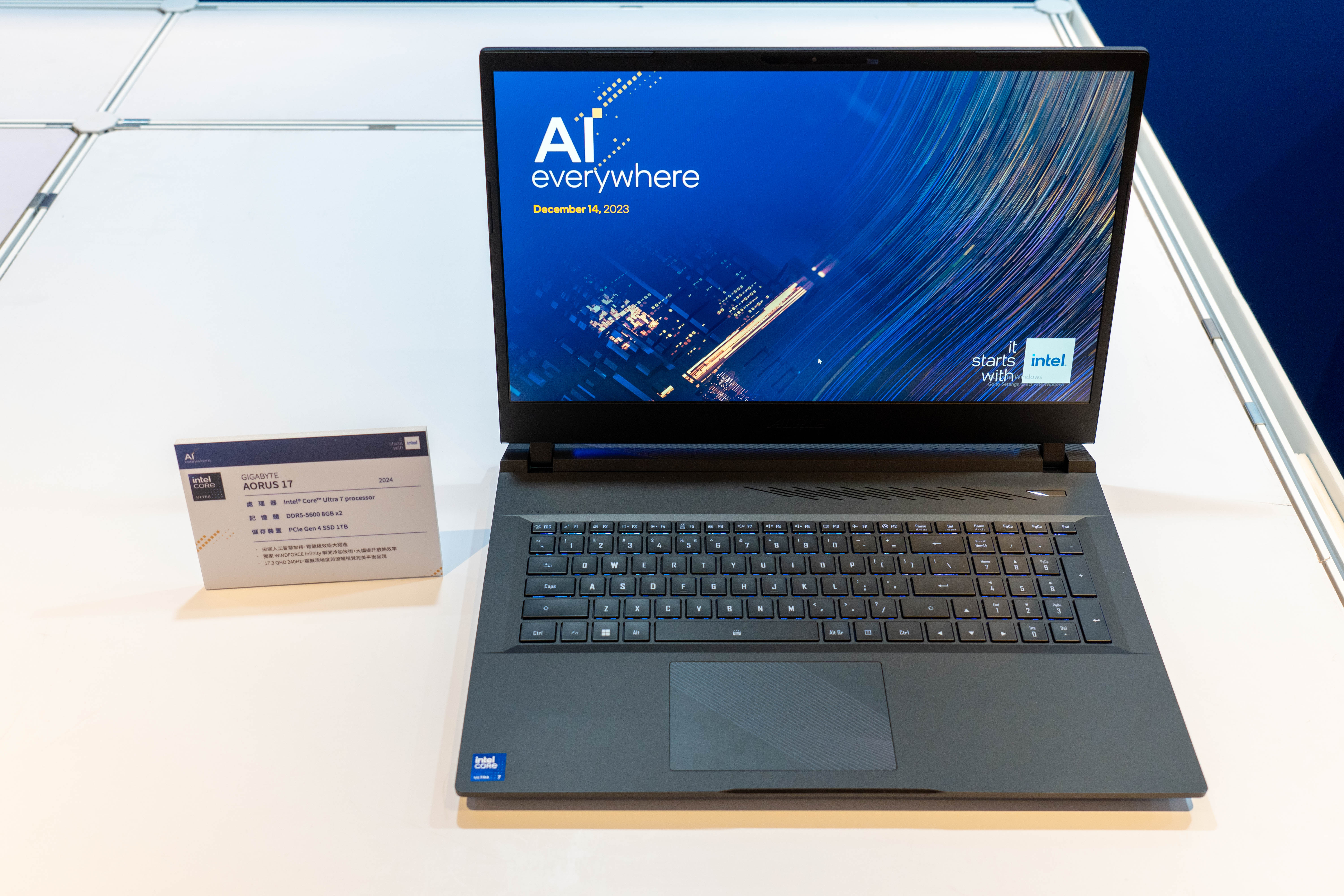 【採訪】Intel Core Ultra 處理器台灣發表 一口氣展出十款筆電，更秀出 AI 效能肌肉 - Mobile01