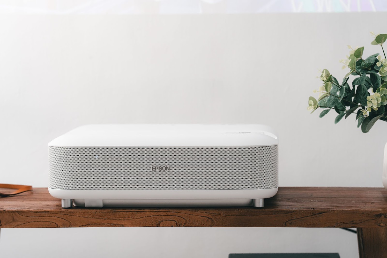 Epson EH-LS650 4K電玩雷射大電視，百吋電視普及時代來臨 - Mobile01