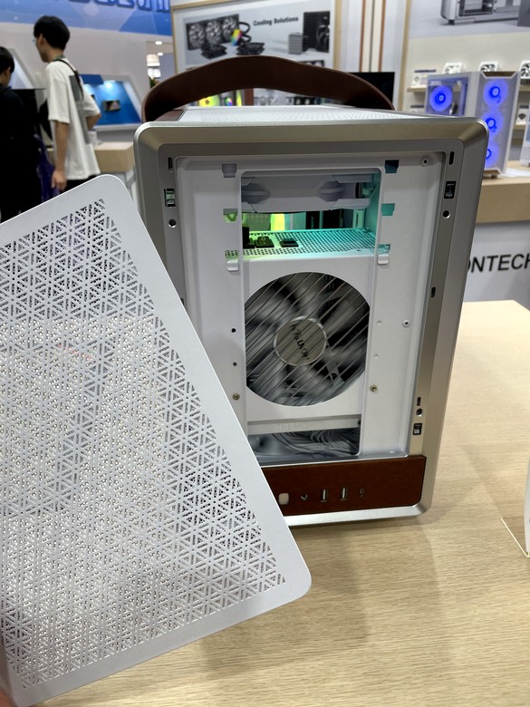 Computex展覽後首發！ Montech XR 全新高CP值海景機殼開箱 - Mobile01