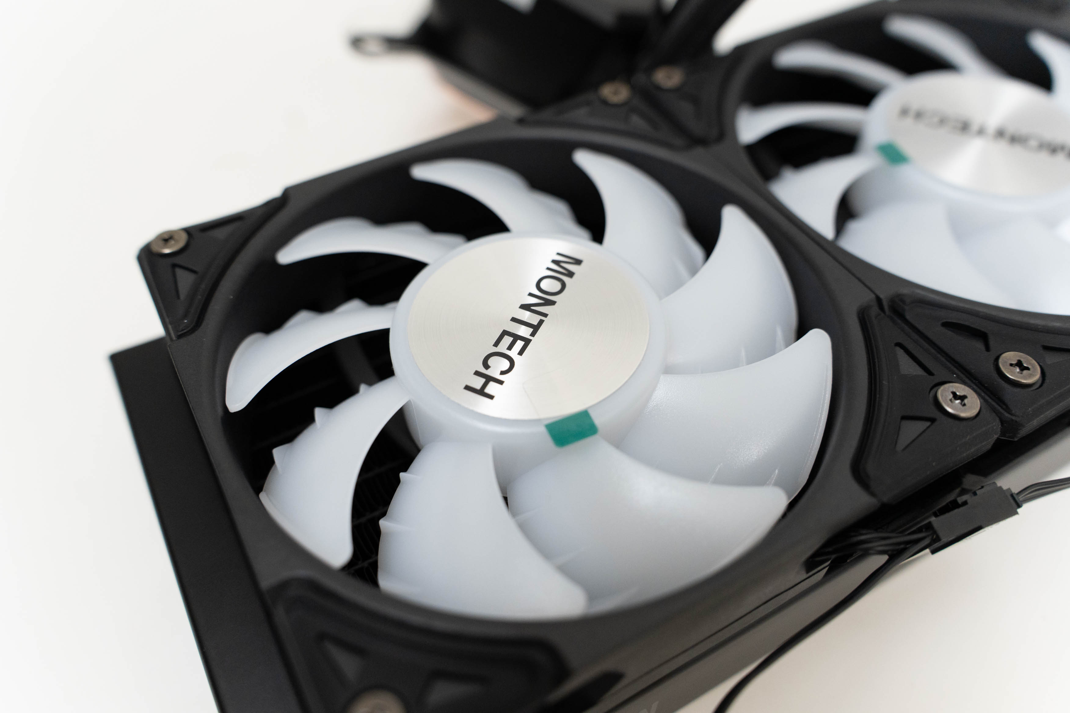 [開箱] 挑戰CP值的極致 君主HyperFlow 360水冷 - Mobile01