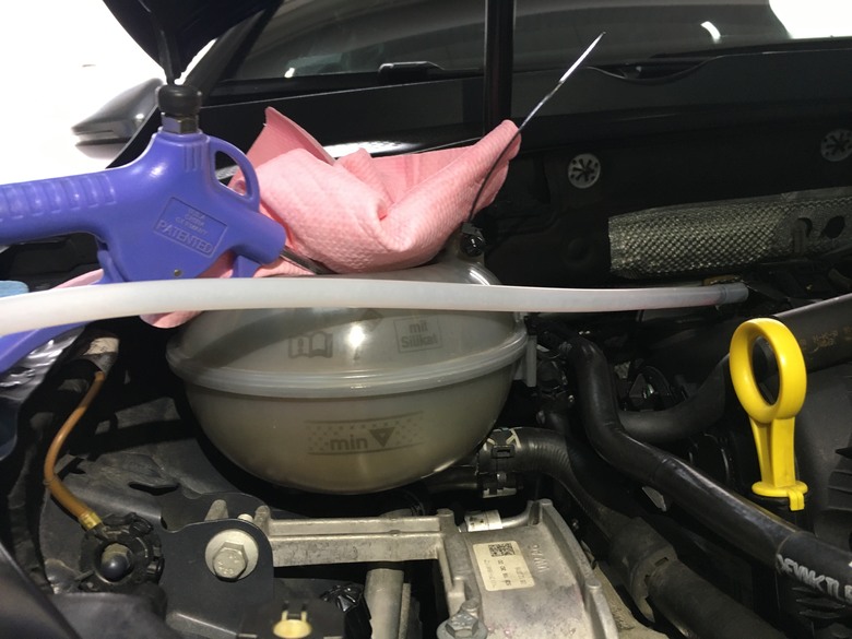 EA888 三代引擎正時鍊條外蓋漏油 DIY 維修 - Mobile01